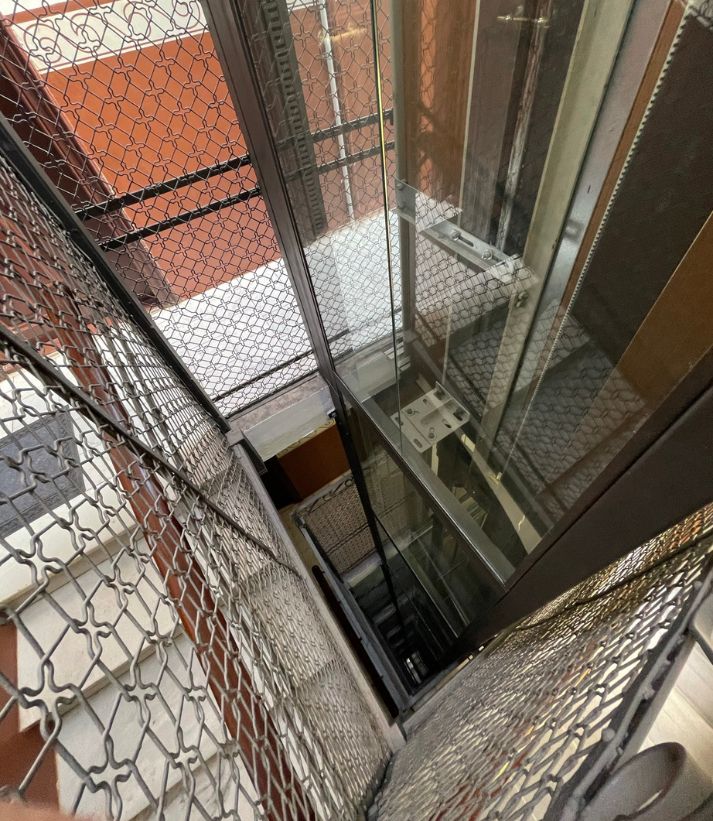 Features of a reduced pit lift and installation locations